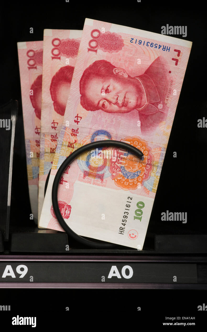 Currency In Vending Machine High Resolution Stock Photography and ...