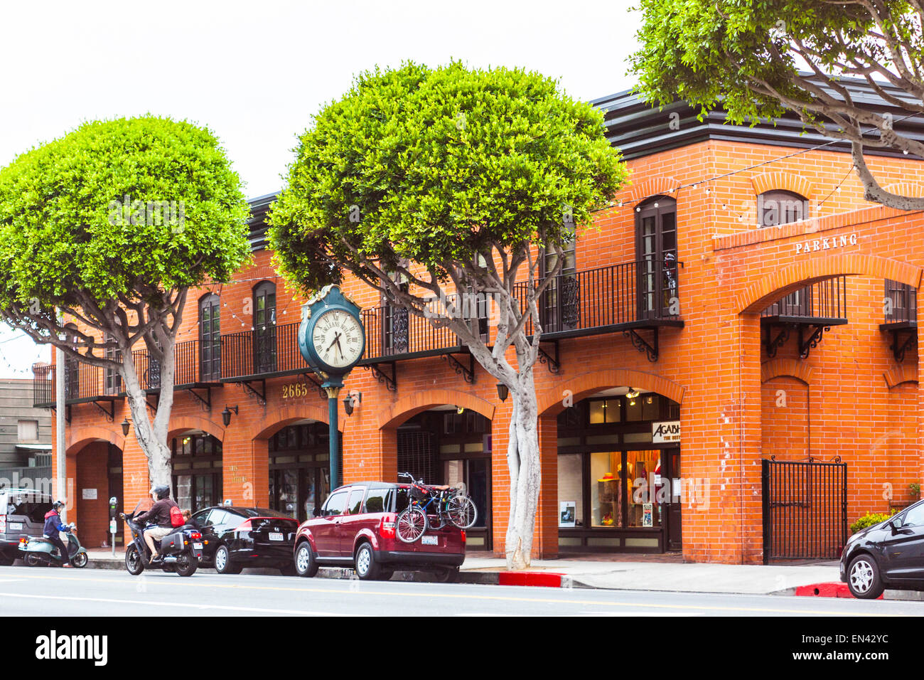 Shops in Santa Monica California along Main Street Stock Photo - Alamy
