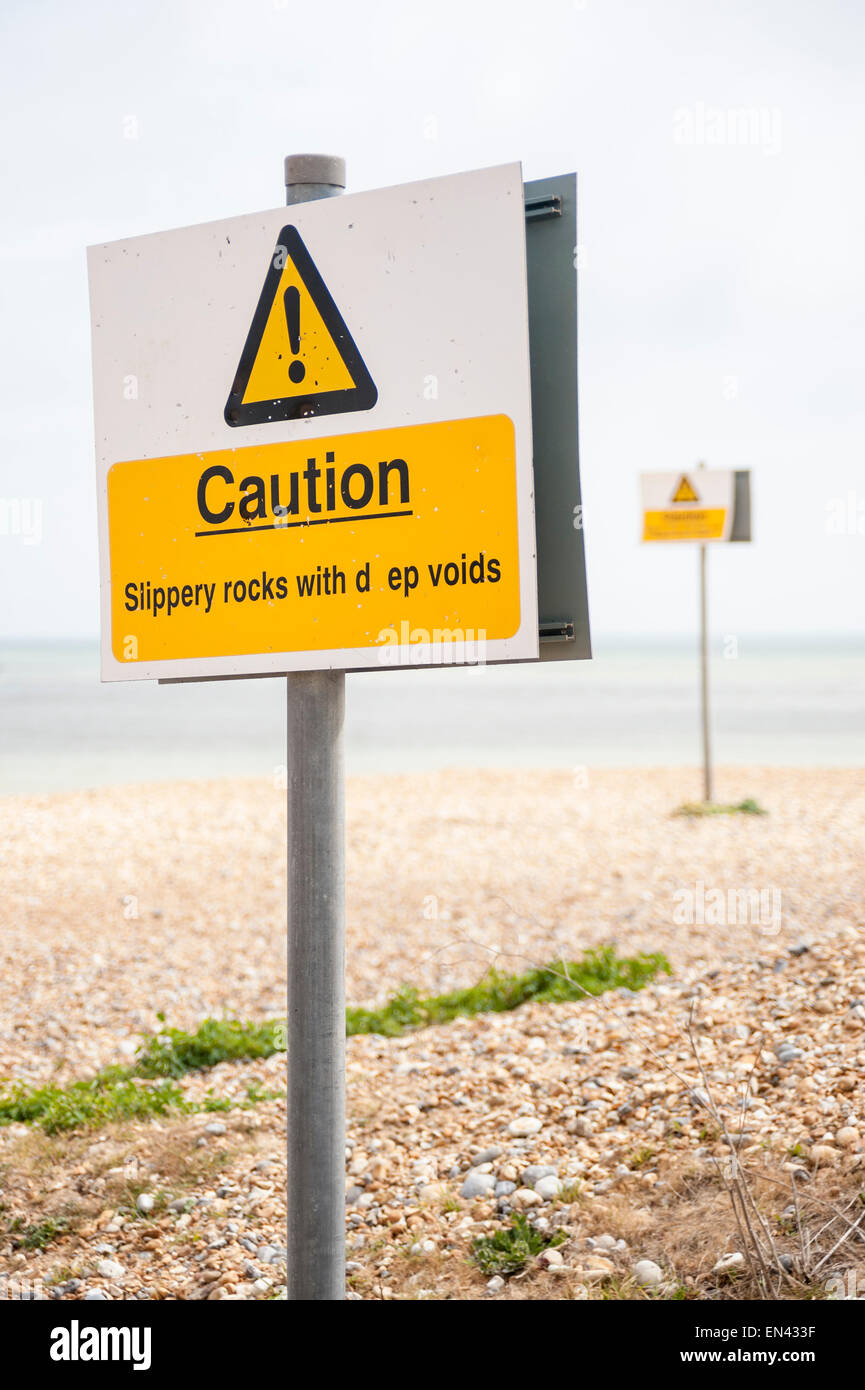 Slippery rocks warning sign beach hi-res stock photography and images ...