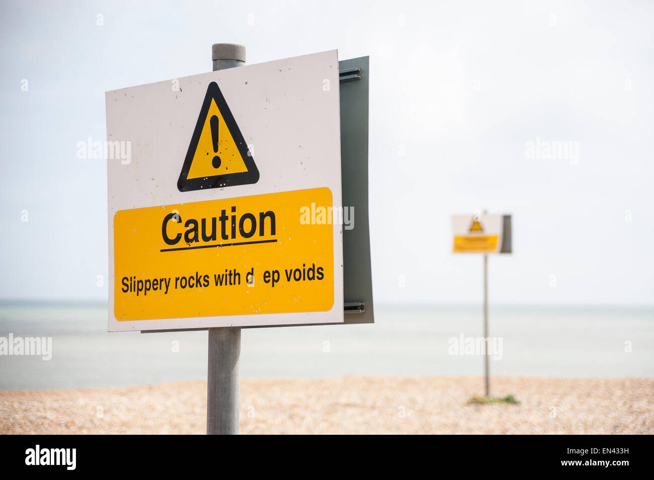 Slippery rocks warning sign beach hi-res stock photography and images ...