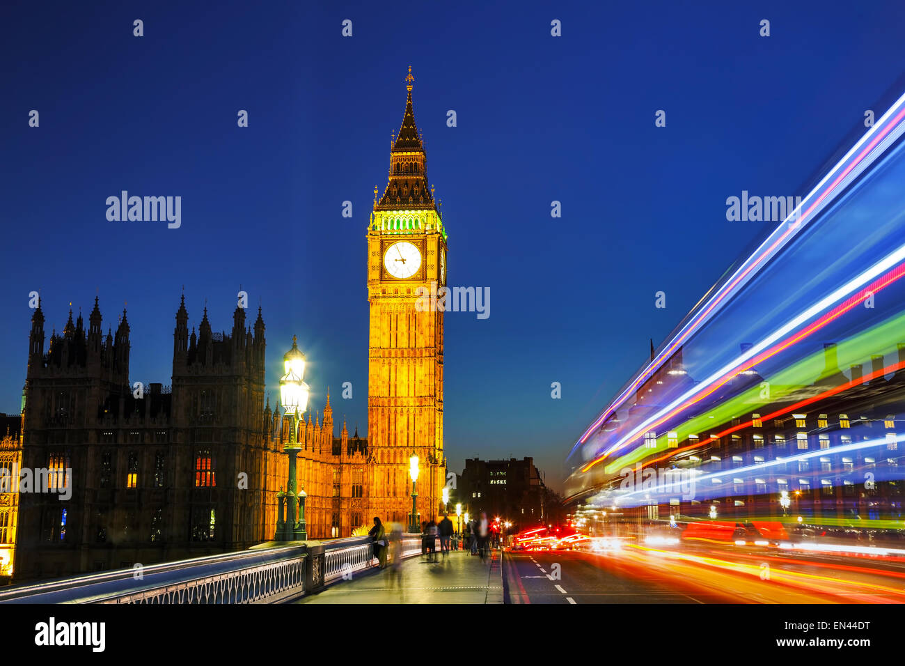 Traffic tower bridge twilight london hi-res stock photography and ...