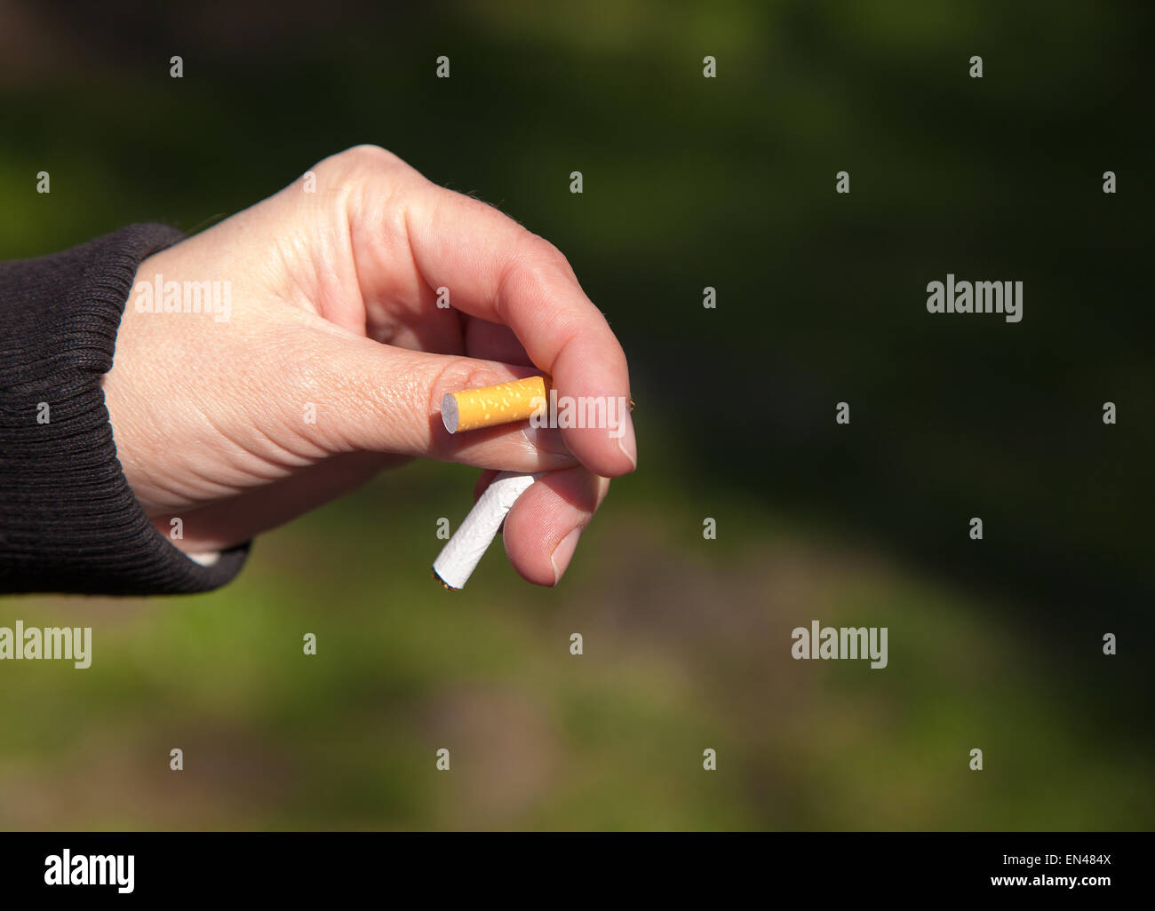 Female hand holding cigarette hi-res stock photography and images - Alamy