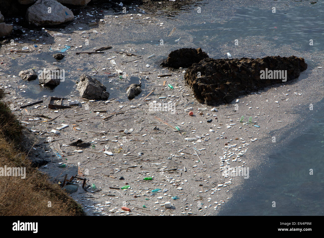 Coast plastic pollution hi-res stock photography and images - Alamy