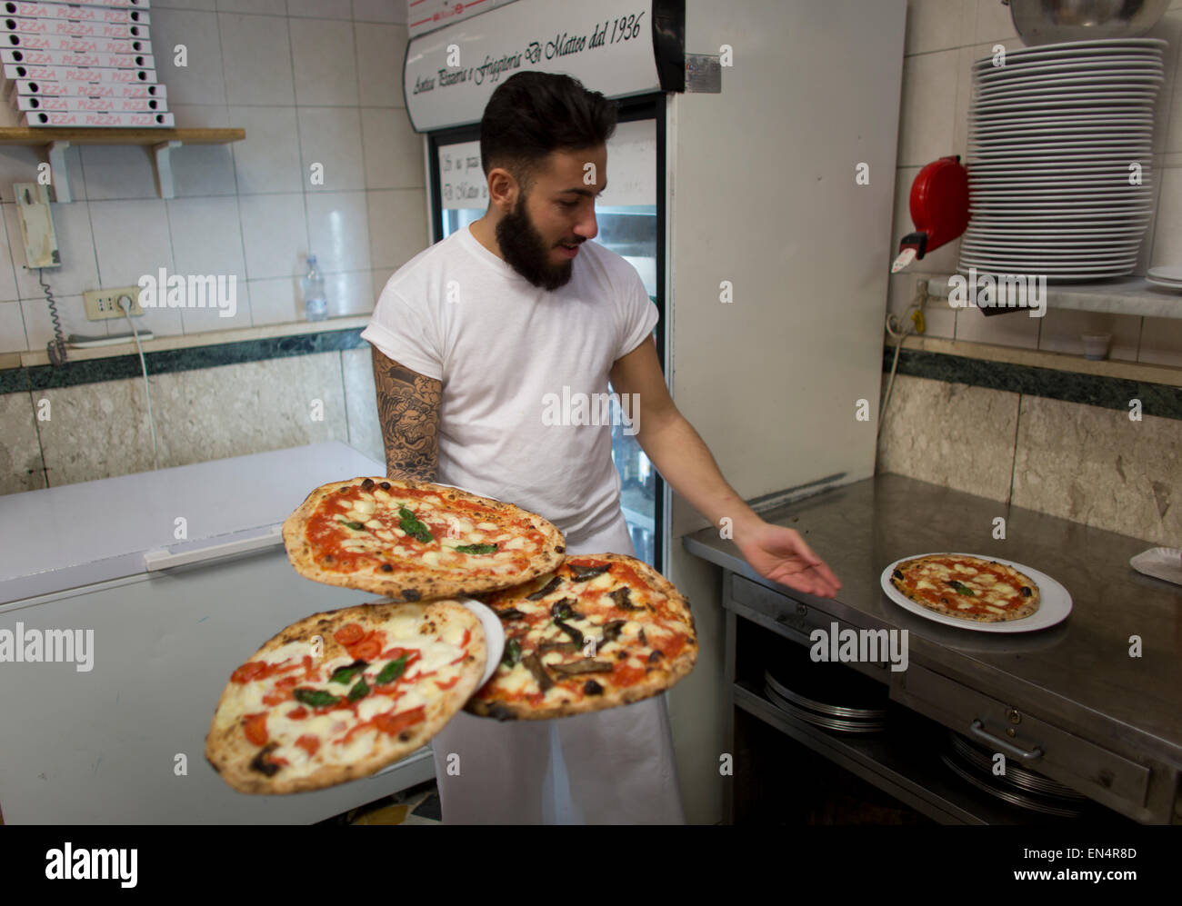 pizzaria Di Matteo in naples Stock Photo - Alamy