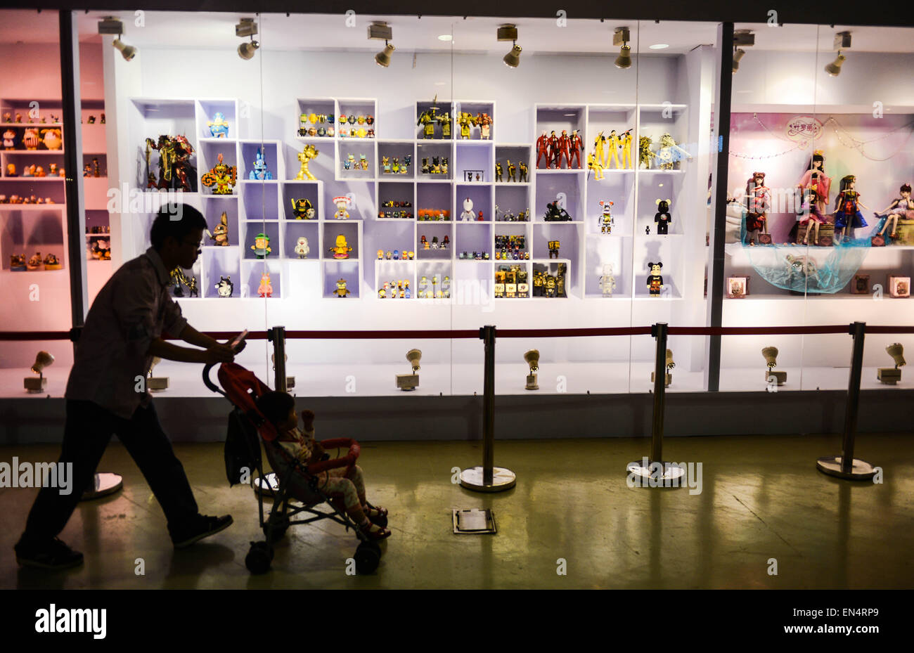 Hangzhou, China's Zhejiang Province. 28th Apr, 2015. Visitors view ...