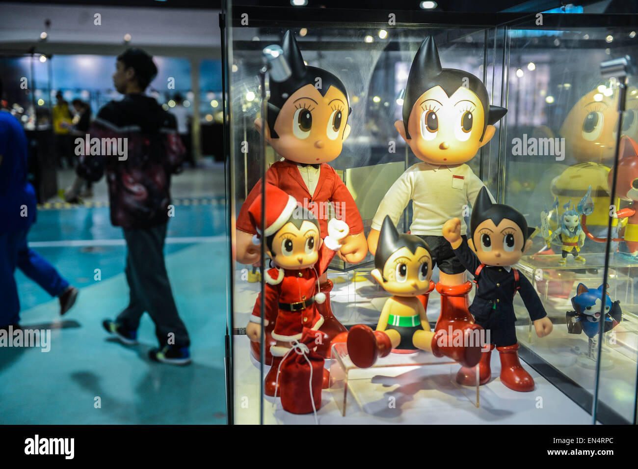 Hangzhou, China's Zhejiang Province. 28th Apr, 2015. Visitors view ...