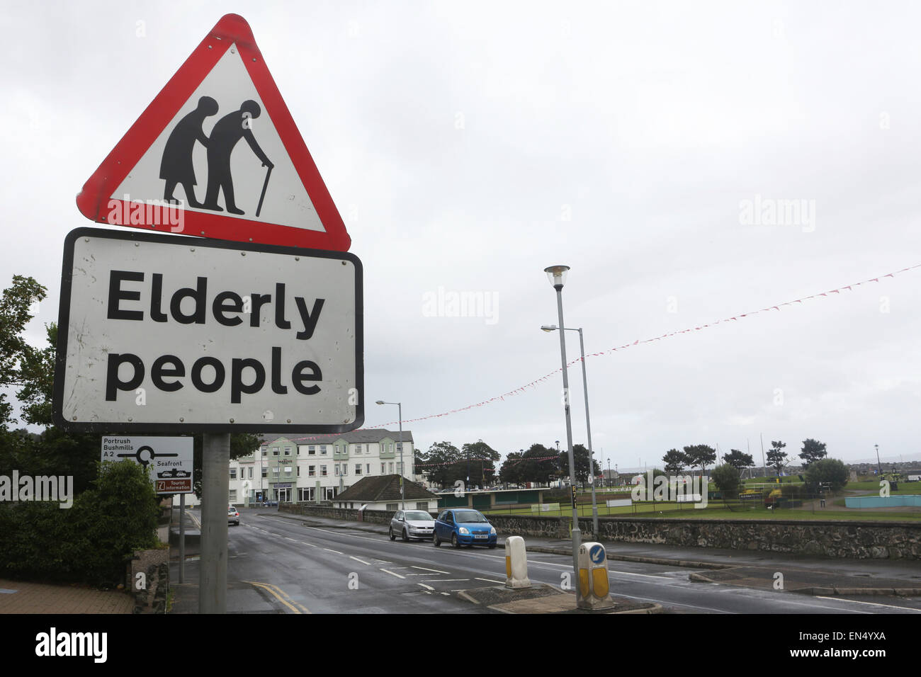 Elderly crossing sign hi-res stock photography and images - Alamy