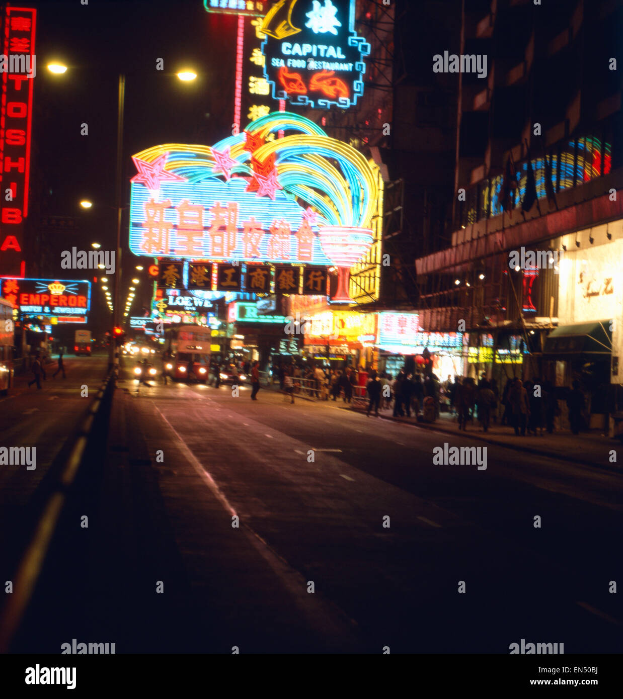 Hongkong bei Nacht, 1980er Jahre. Hongkong at night, 1980s Stock Photo ...