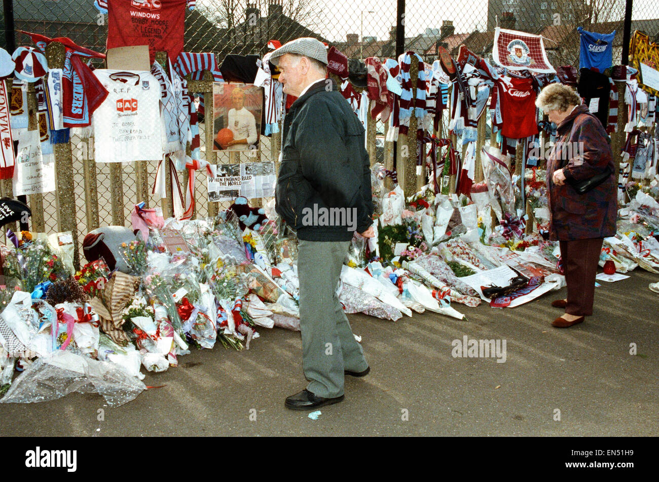 Tributes to Bobby Moore at Upton Park. 6th March 1993 Stock Photo - Alamy