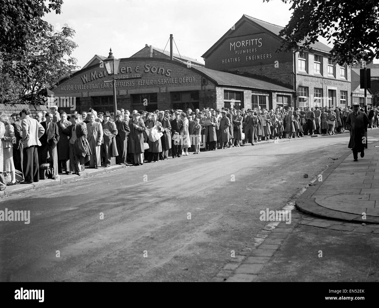 1950s crowd england hi-res stock photography and images - Alamy