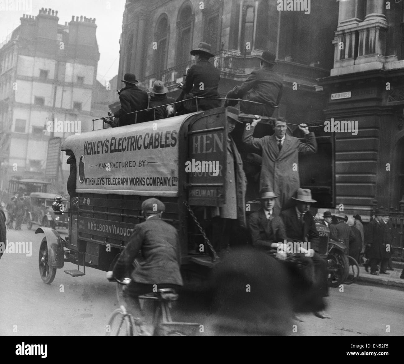 1920s london commuters hi-res stock photography and images - Alamy