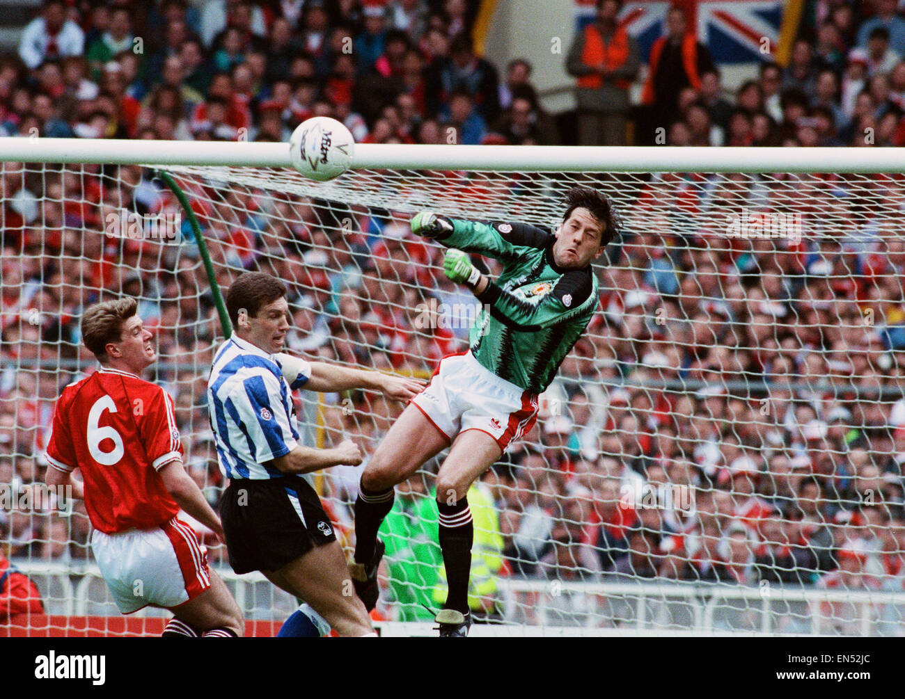 Manchester united goalkeeper les sealey hi-res stock photography and ...