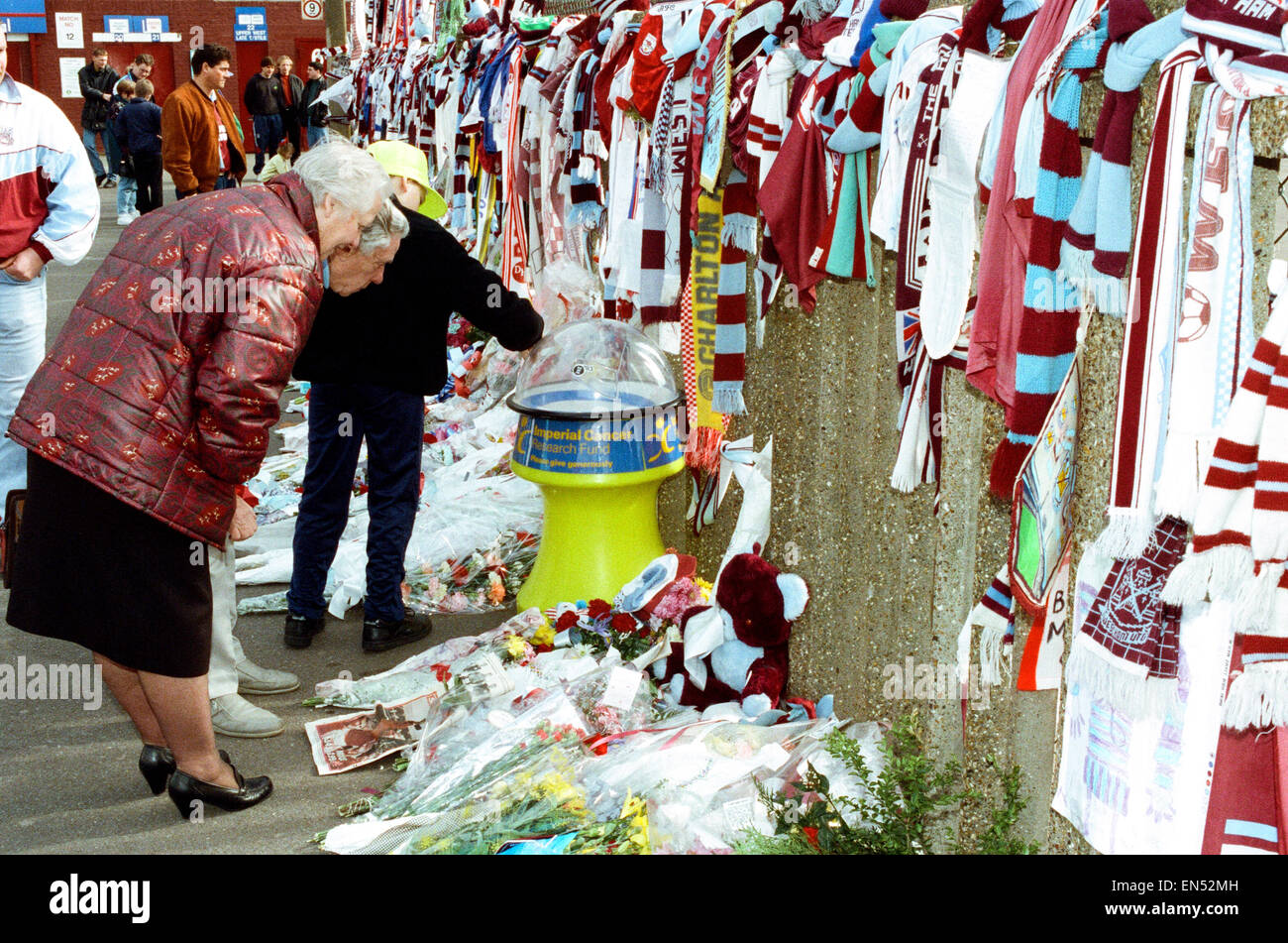 Tributes to Bobby Moore at Upton Park. 6th March 1993 Stock Photo - Alamy