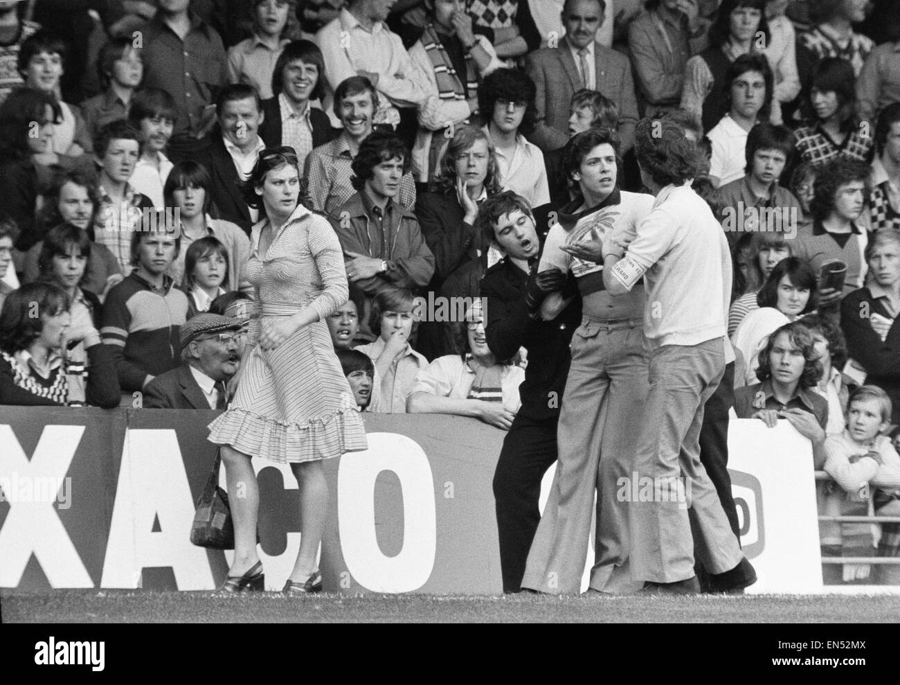 Texaco Cup First Round Group 2 match at Kenilworth Road. Luton Town 1 v ...