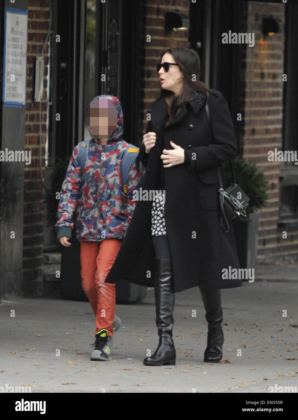 A pregnant Liv Tyler walking her son, Milo to school in Manhattan ...