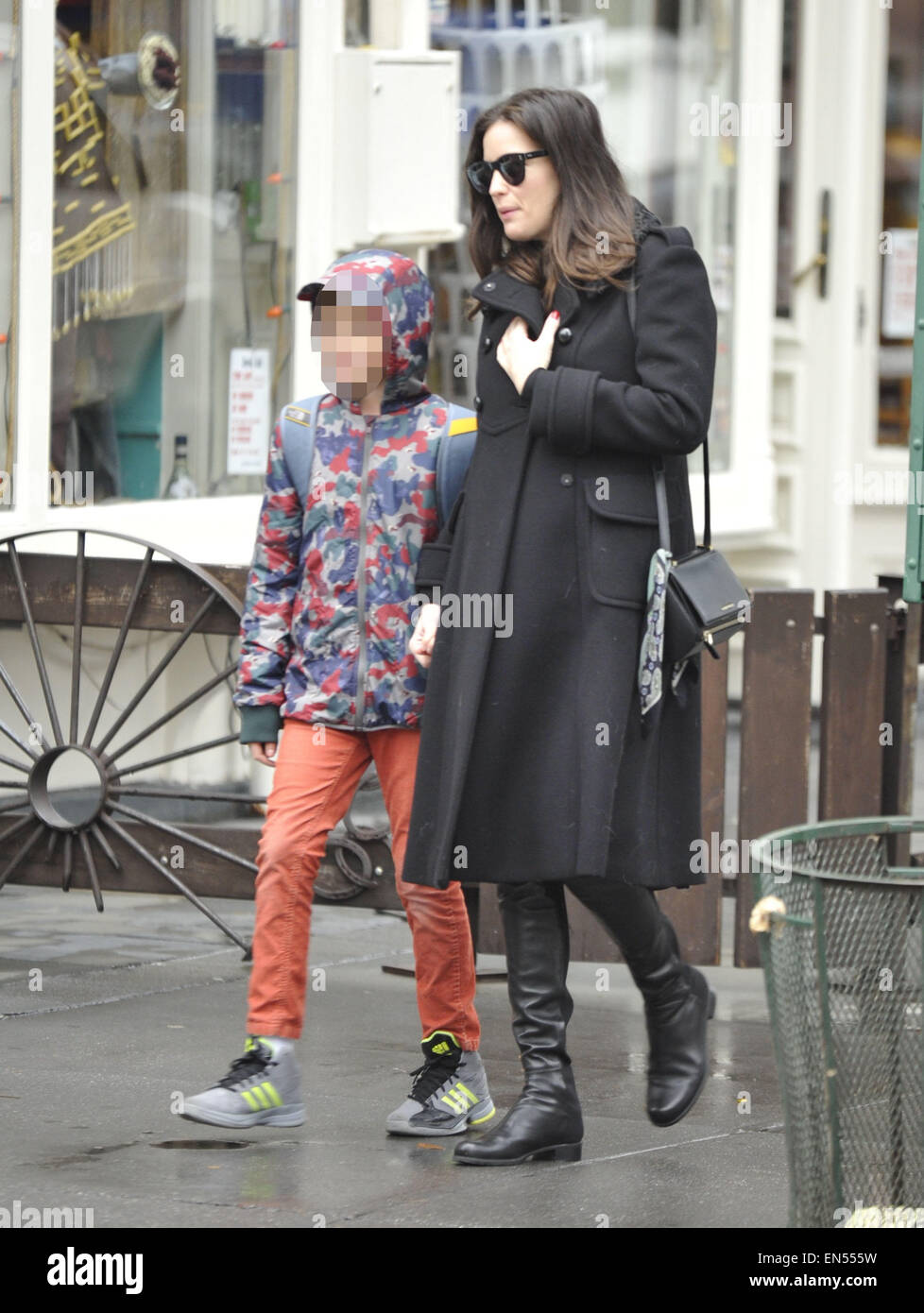 A pregnant Liv Tyler walking her son, Milo to school in Manhattan ...