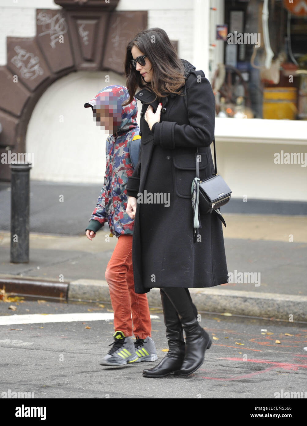 A pregnant Liv Tyler walking her son, Milo to school in Manhattan ...