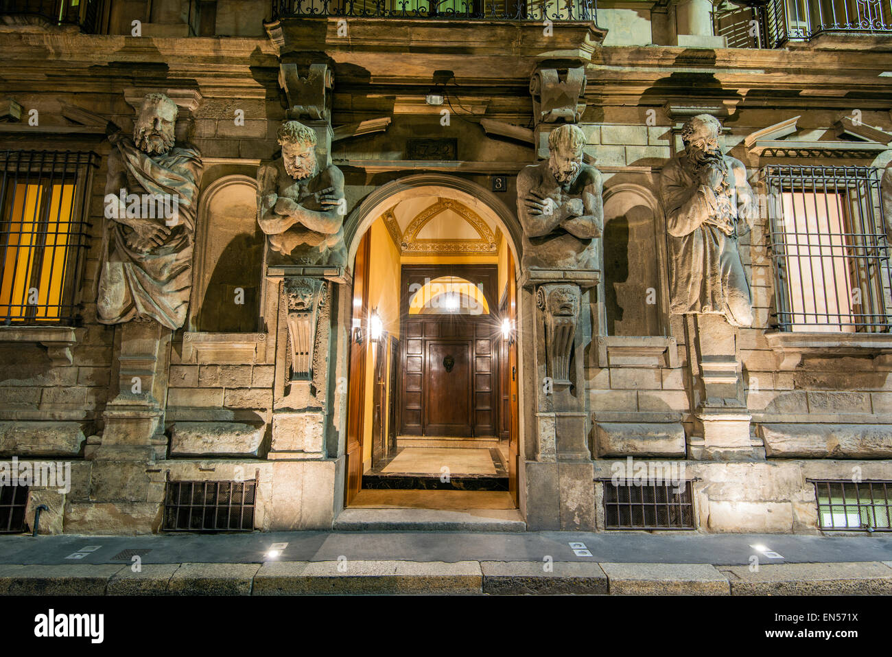 Casa degli omenoni milan hi-res stock photography and images - Alamy