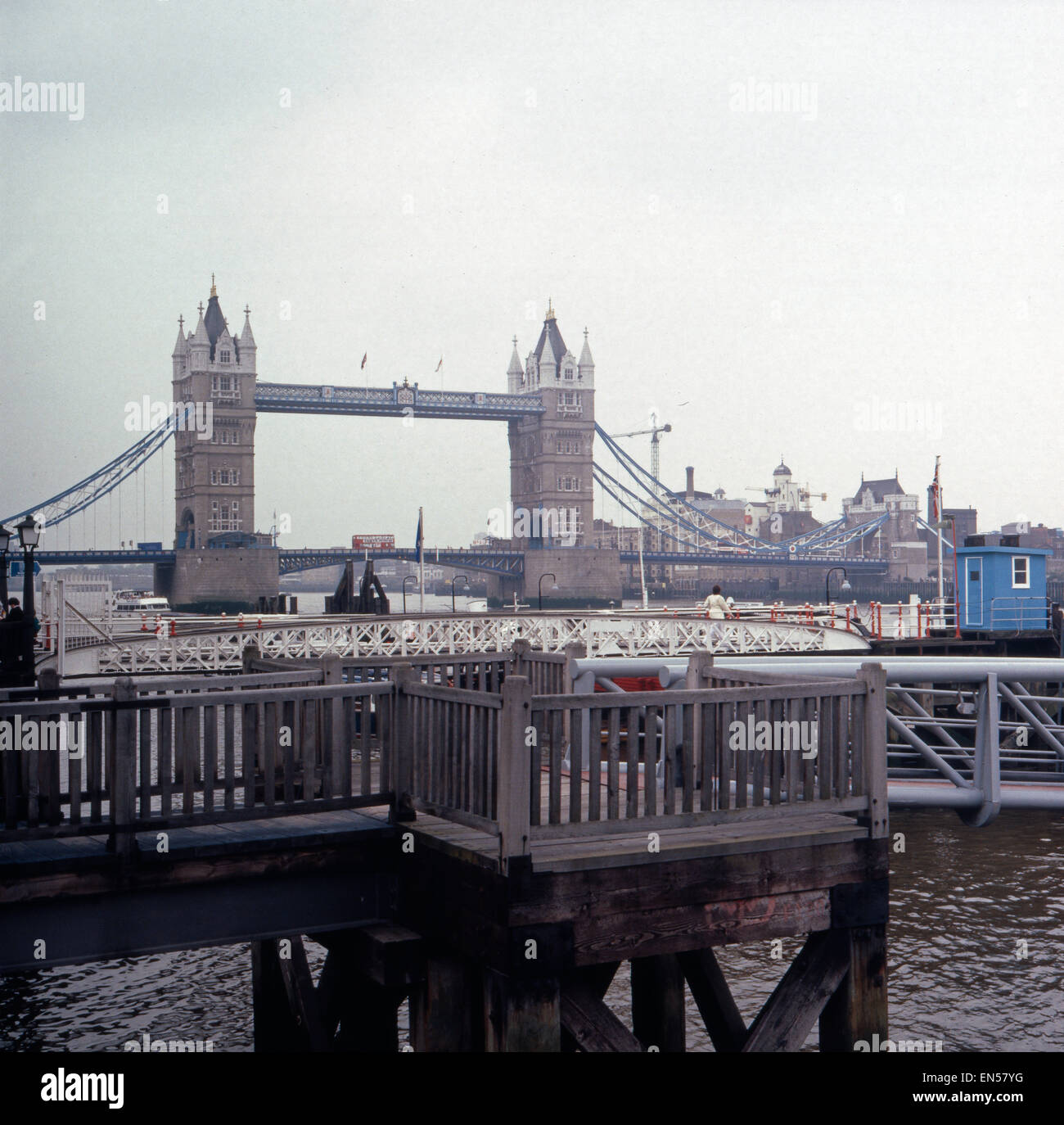 Die Tower Bridge in London; England 1980er Jahre. The Die Tower Bridge ...