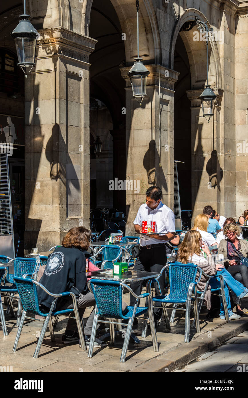 Outdoor cafe with tourists seated at tables in Placa Reial or Plaza ...