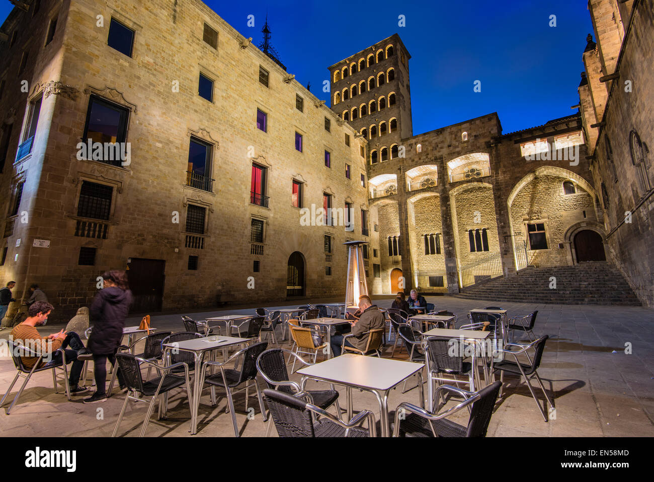 Night view of Plaza del Rey or Placa del Rei with people seated in an ...
