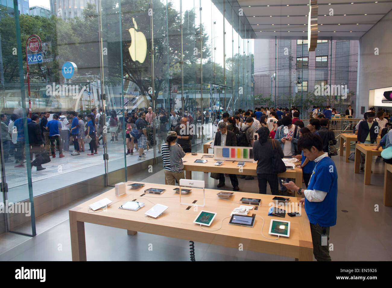 Apple showroom hi-res stock photography and images - Alamy