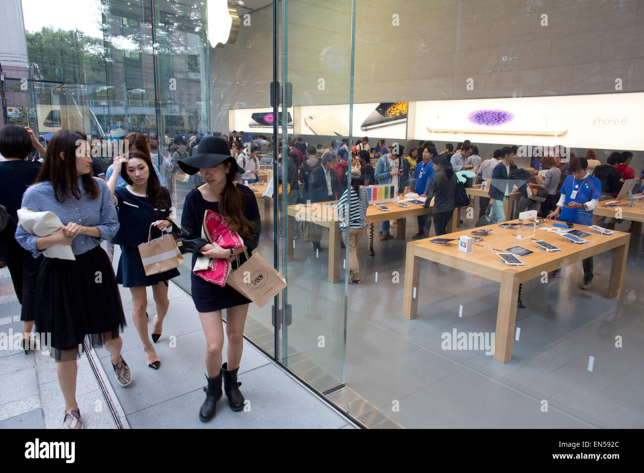 Apple showroom hi-res stock photography and images - Alamy