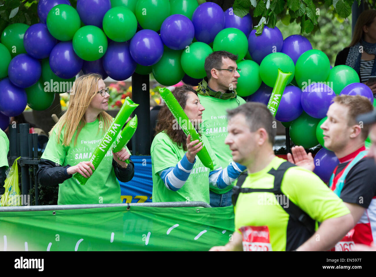 Supporting spectators london marathon hi-res stock photography and ...