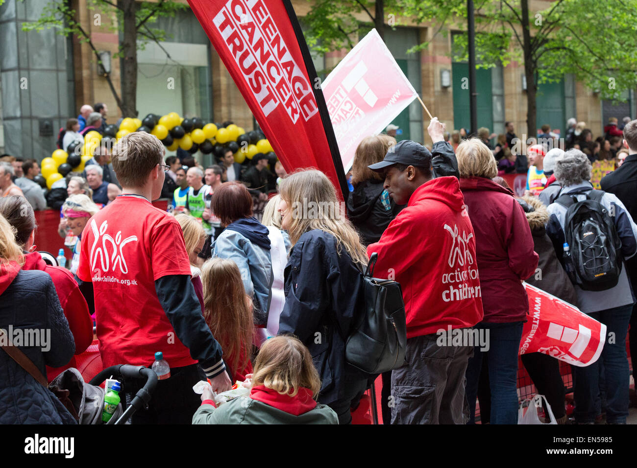 Supporting spectators london marathon hi-res stock photography and ...