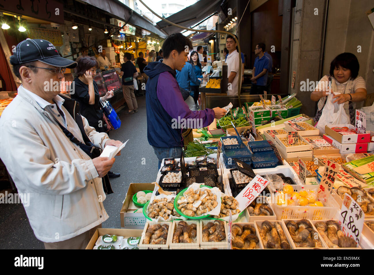 Shopping in tokyo japan hi-res stock photography and images - Alamy