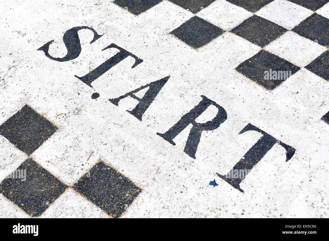 Start label on jogging lane in garden Stock Photo - Alamy