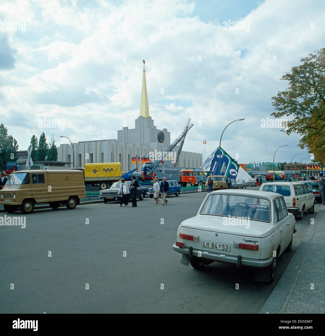 Ein Besuch auf der Leipziger Herbstmesse, Leipzig; DDR 1970er Jahre ...
