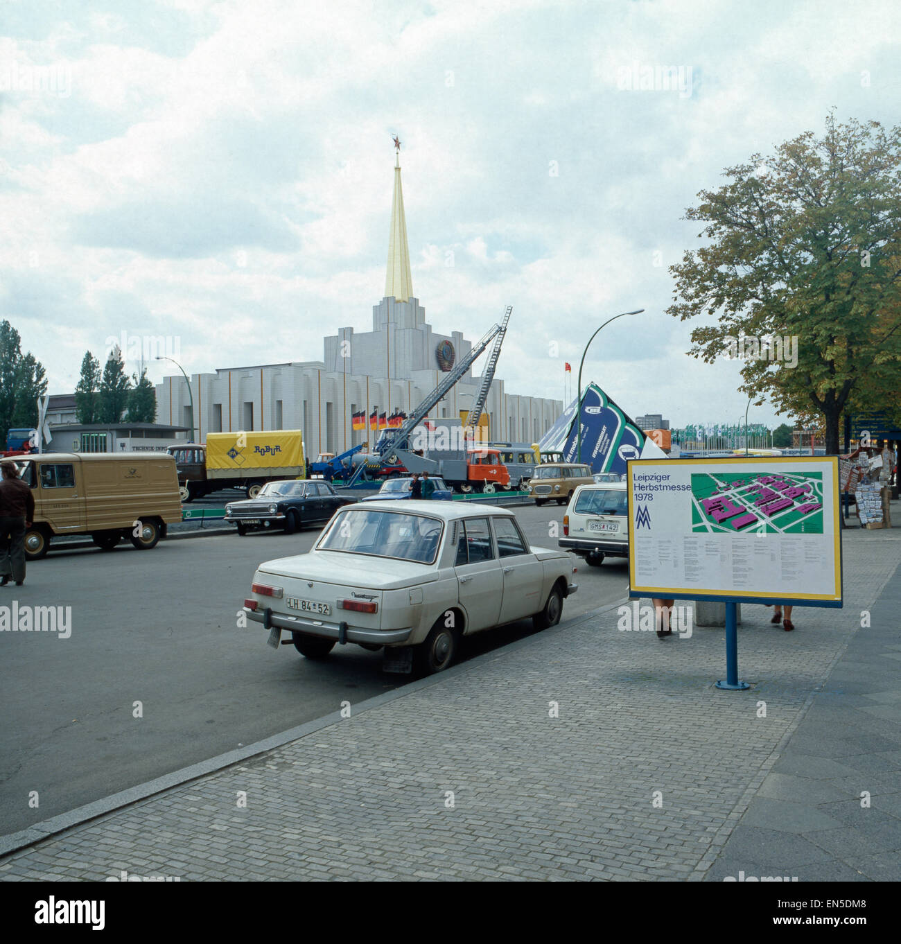 Ein Besuch auf der Leipziger Herbstmesse, Leipzig; DDR 1970er Jahre ...