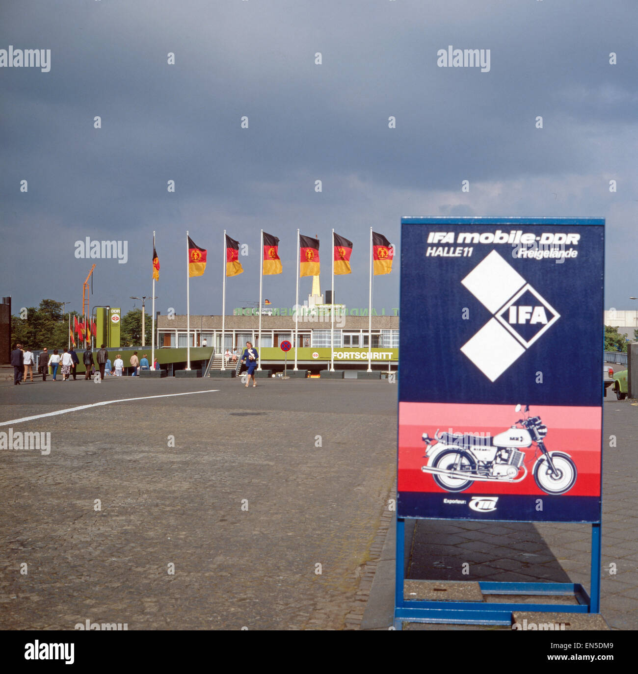 Ein Besuch auf der Leipziger Herbstmesse, Leipzig; DDR 1970er Jahre ...