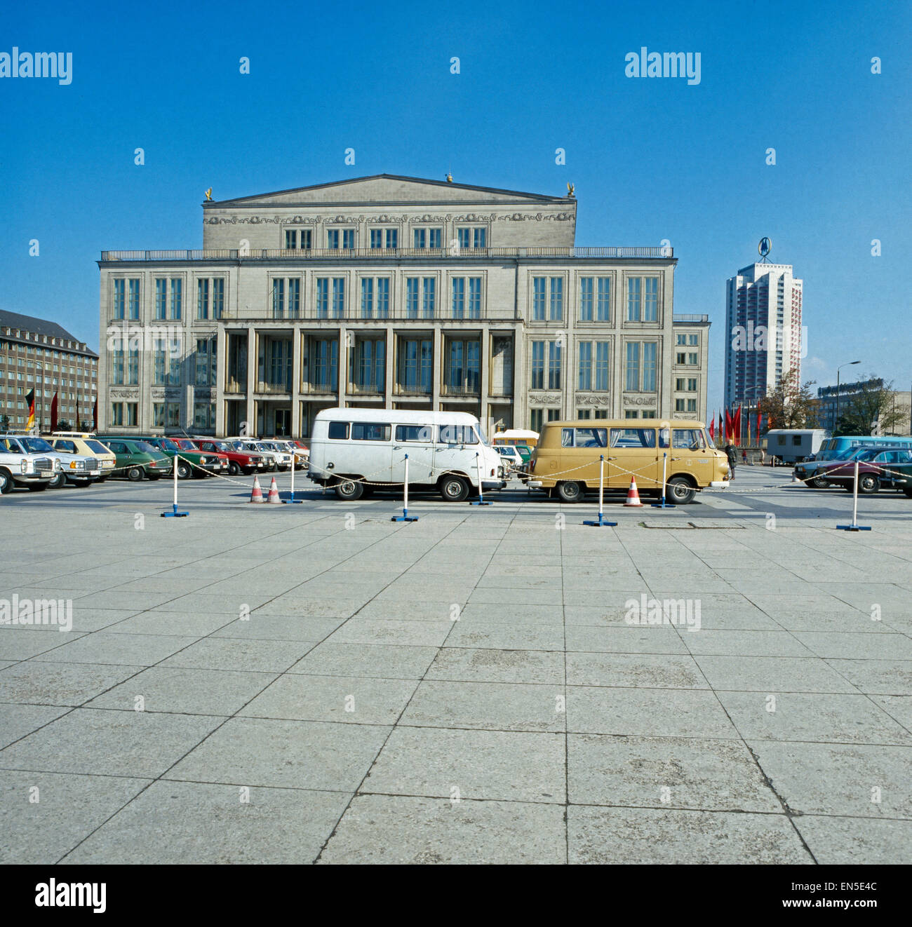 Ein Besuch der Oper in Leipzig; DDR 1970er Jahre. Visitation of the ...