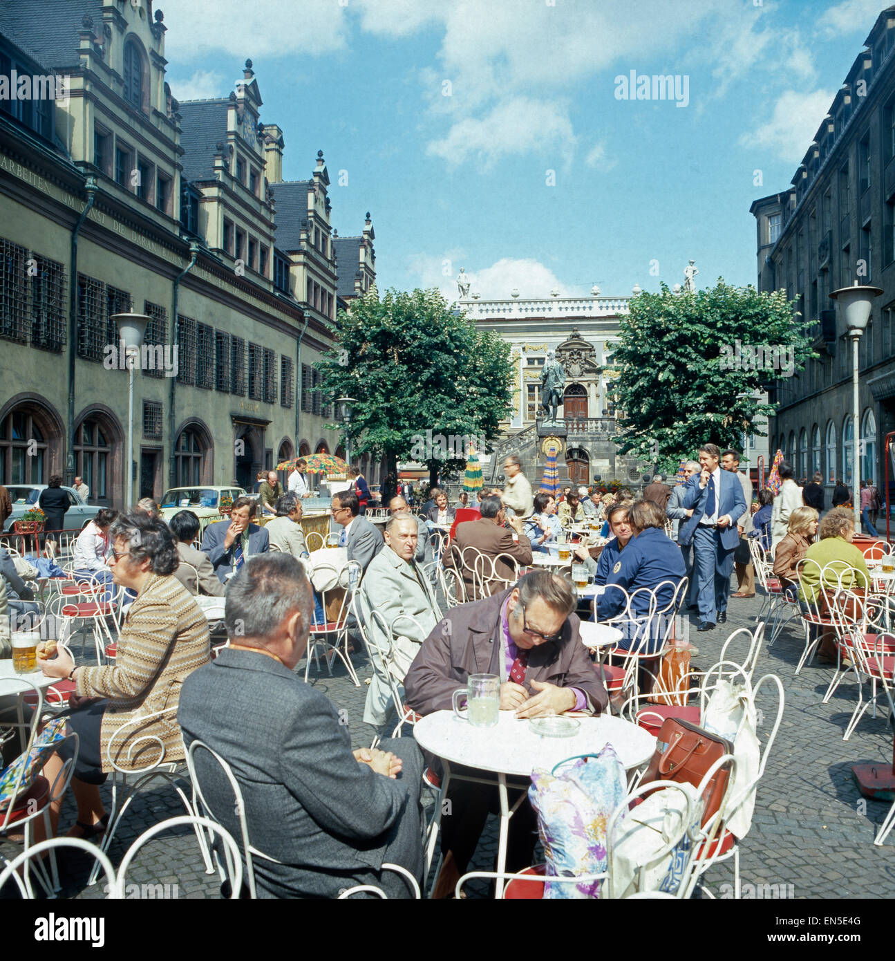 Eine Kaffepause vor dem Goethedenkmal in Leipzig; DDR 1970er Jahre. A ...