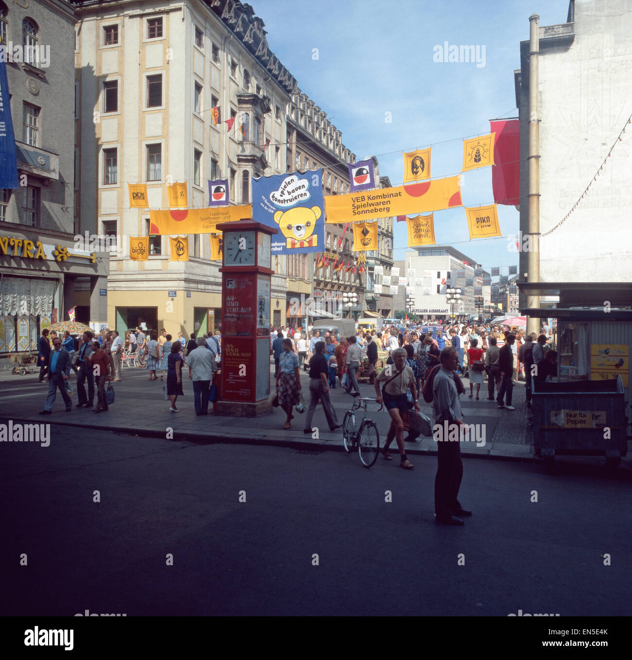 Eine Reise in die Messestadt Leipzig; DDR 1970er Jahre. Trip to the ...