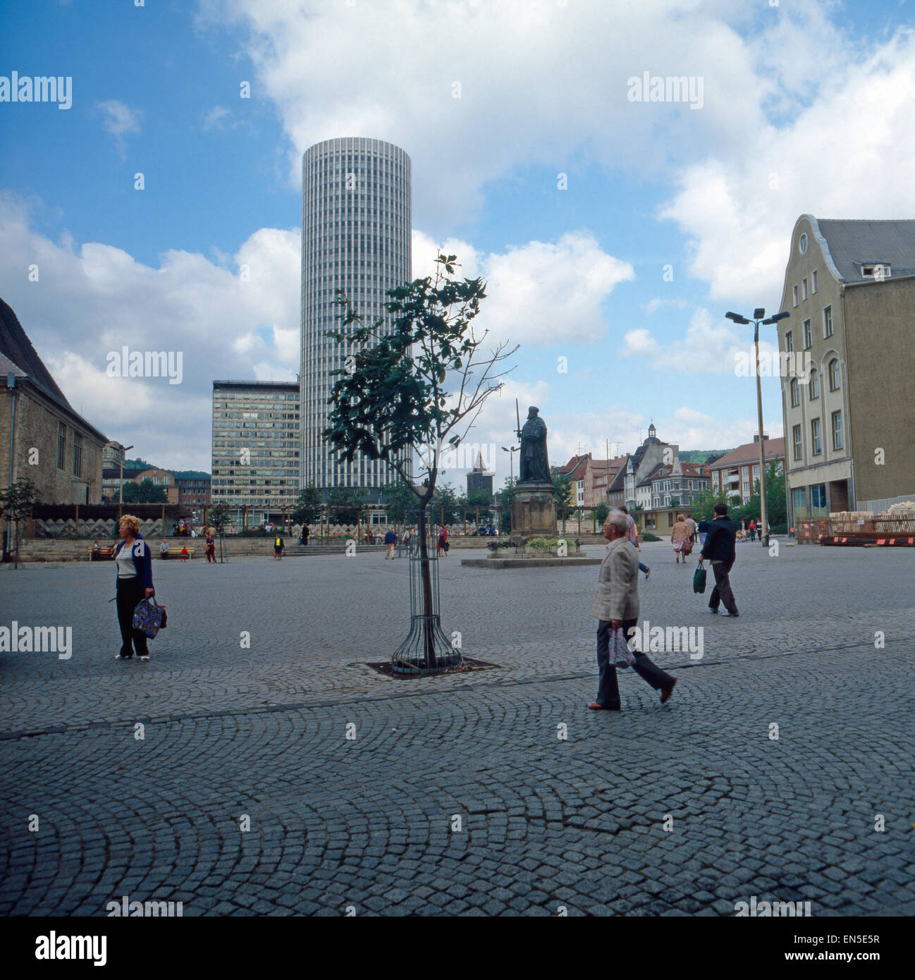 Die Karl-Marx-Universität Jena am Platz der Kosmonauten; Thüringen; DDR ...