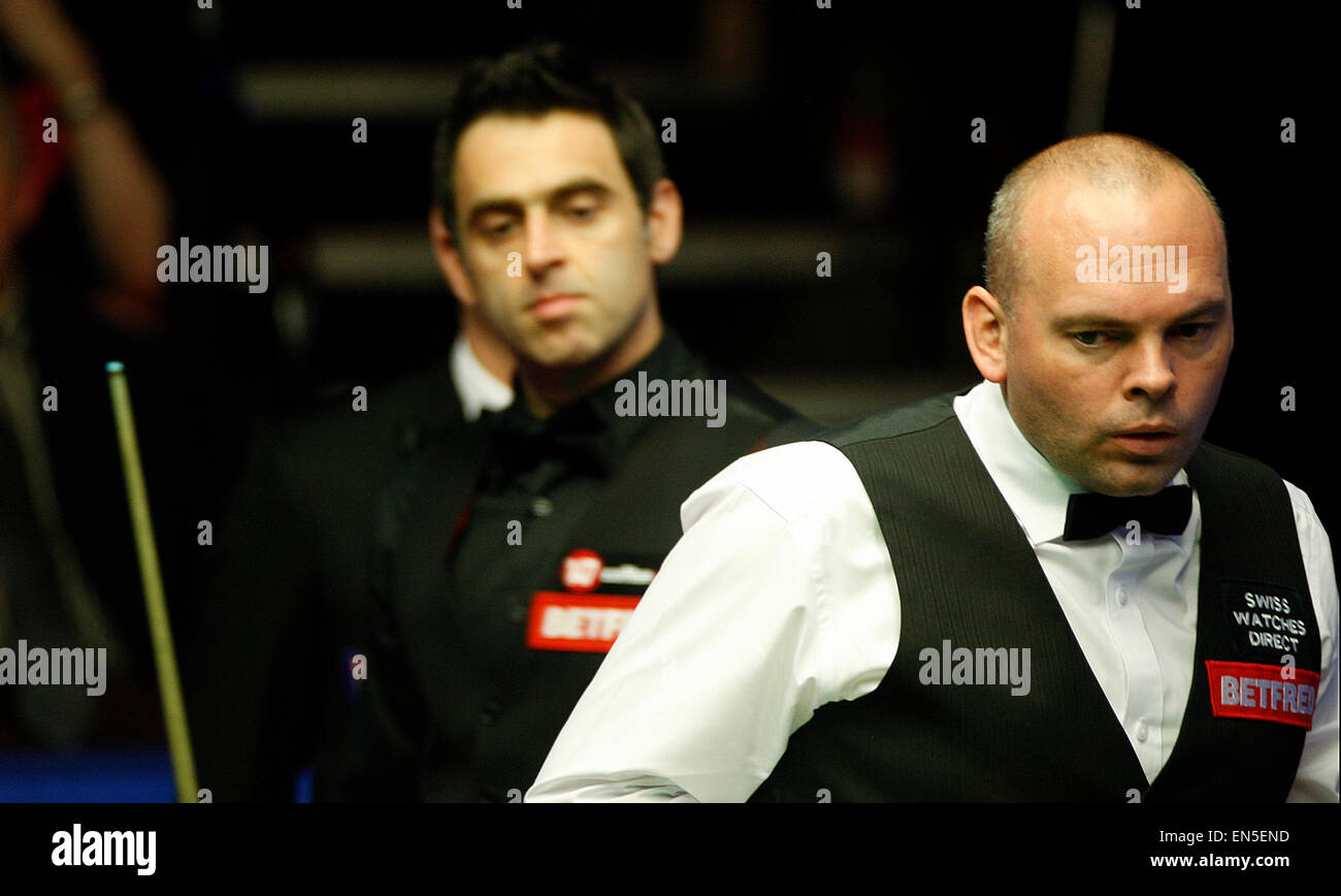 Sheffield, UK. 28th Apr, 2015. Stuart Bingham in action against Ronnie ...