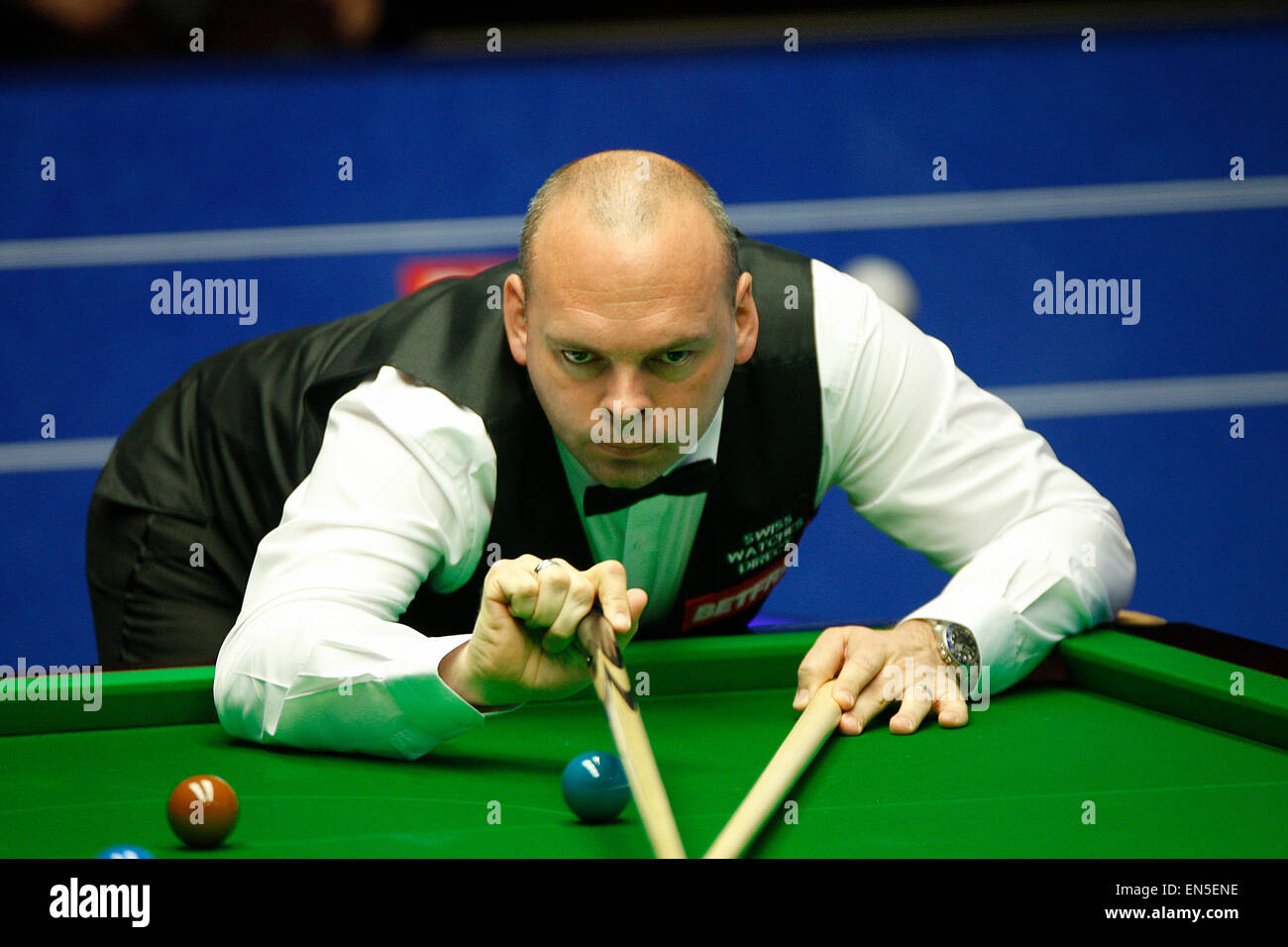 Sheffield, UK. 28th Apr, 2015. Stuart Bingham in action against Ronnie ...