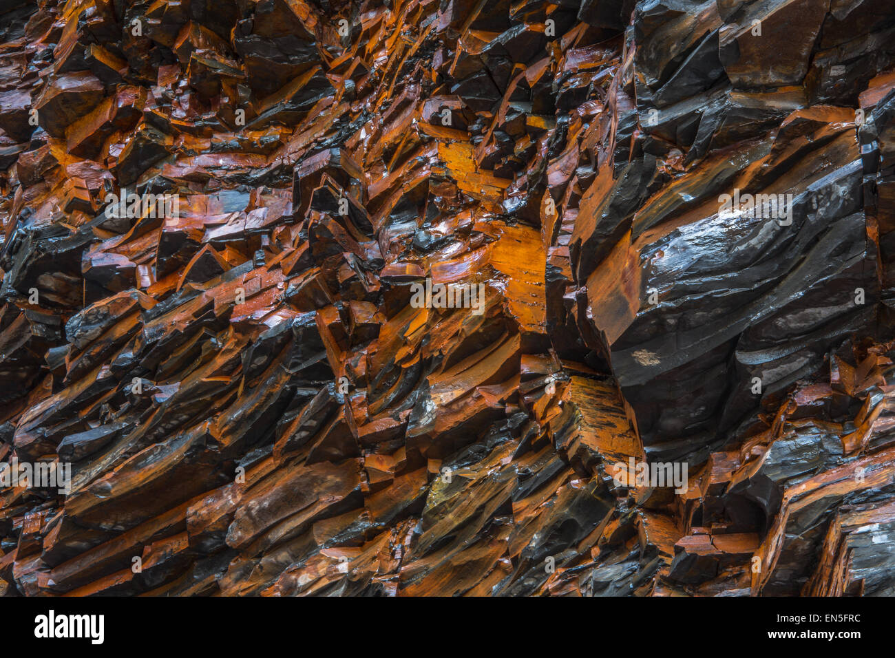 Copper coloured rocks at Sandsend Stock Photo - Alamy