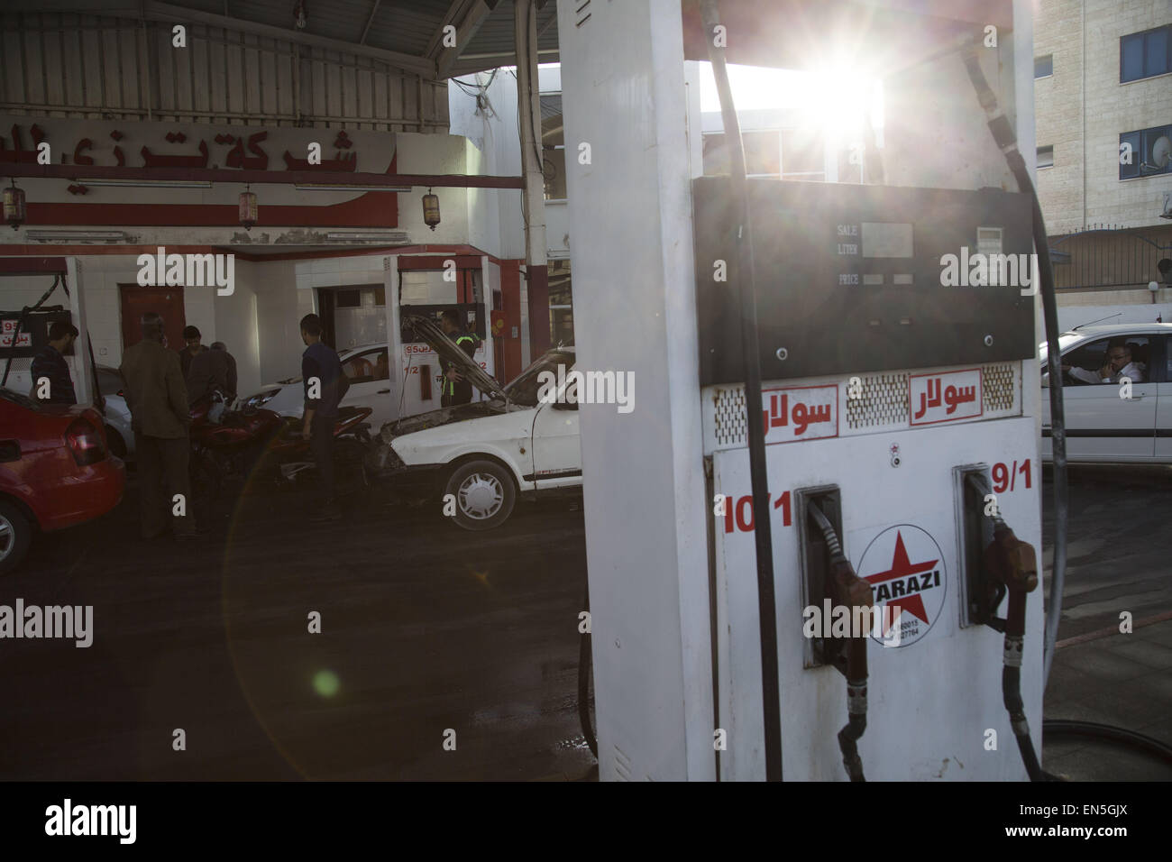 Gaza City, The Gaza Strip, Palestine. 28th Apr, 2015. Gazans waits in ...