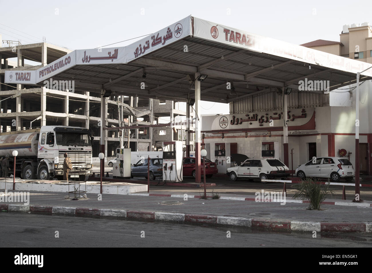 Gaza City, The Gaza Strip, Palestine. 28th Apr, 2015. Gazans waits in ...