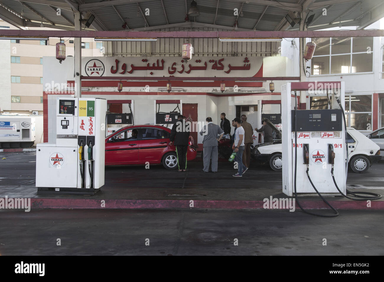 Gaza City, The Gaza Strip, Palestine. 28th Apr, 2015. Gazans waits in ...