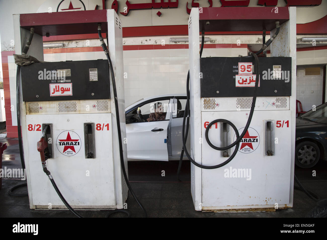 Gaza City, The Gaza Strip, Palestine. 28th Apr, 2015. Gazans waits in ...