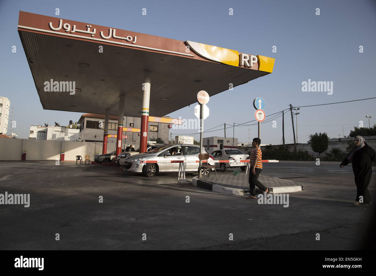 Gaza City, The Gaza Strip, Palestine. 28th Apr, 2015. Gazans waits in ...