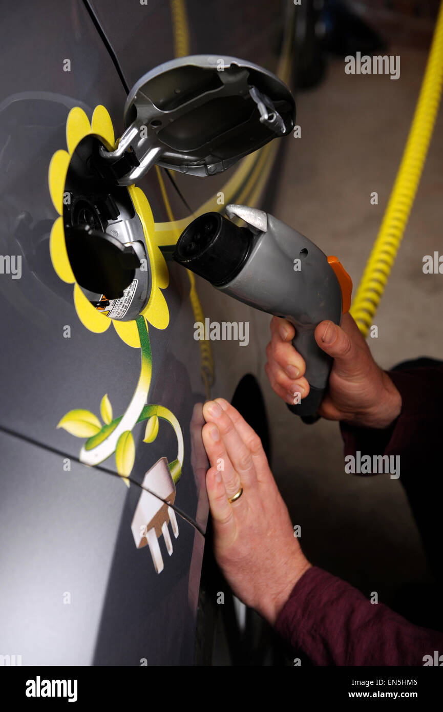 Plugging in a plug uk hi-res stock photography and images - Alamy