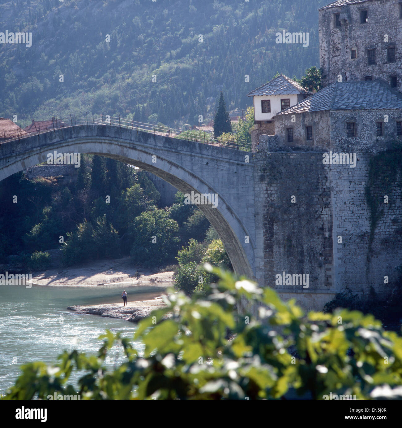 Die Brücke Stari most von Mostar, Herzegowina, Jugoslawien 1970er Jahre ...