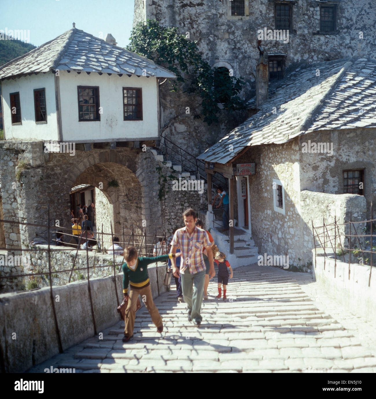 Die Brücke Stari most von Mostar, Herzegowina, Jugoslawien 1970er Jahre ...