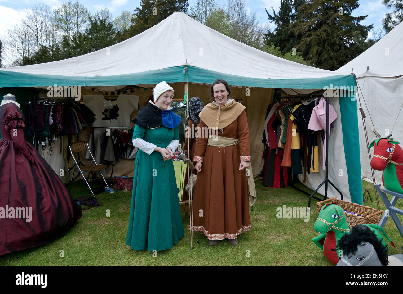 Medieval costumes hi-res stock photography and images - Alamy